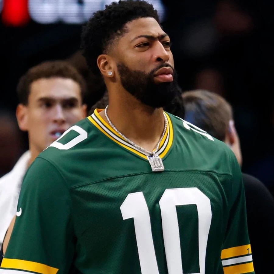 Anthony Davis of the Dallas Mavericks Stuns Fans by Wearing Green Bay ...